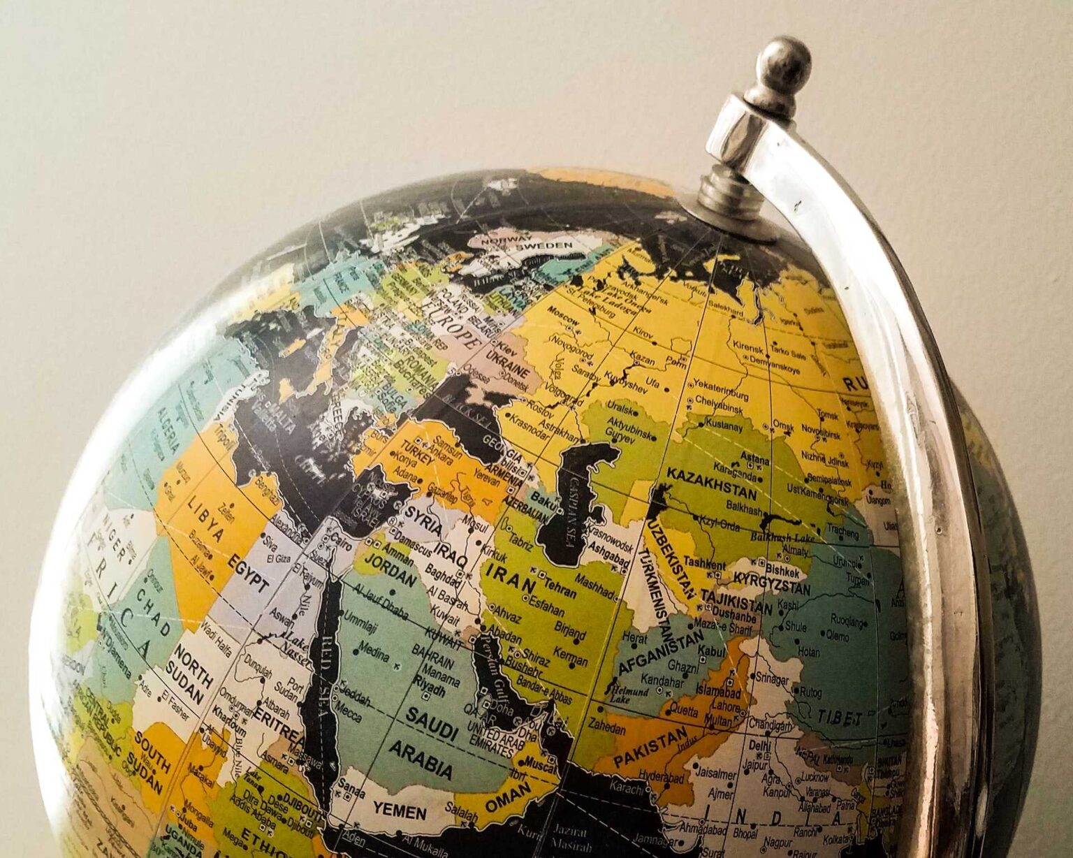 Which country has the most neighbors (international borders ...